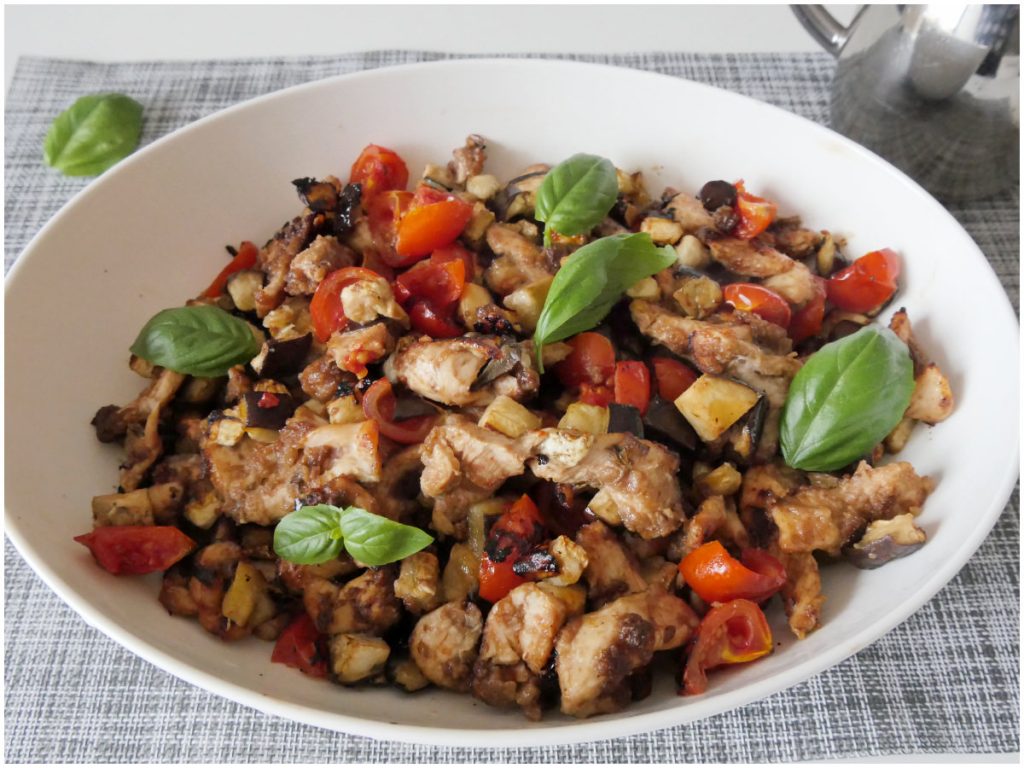 Piept de pui cu vinete - IdeiPractice.ro