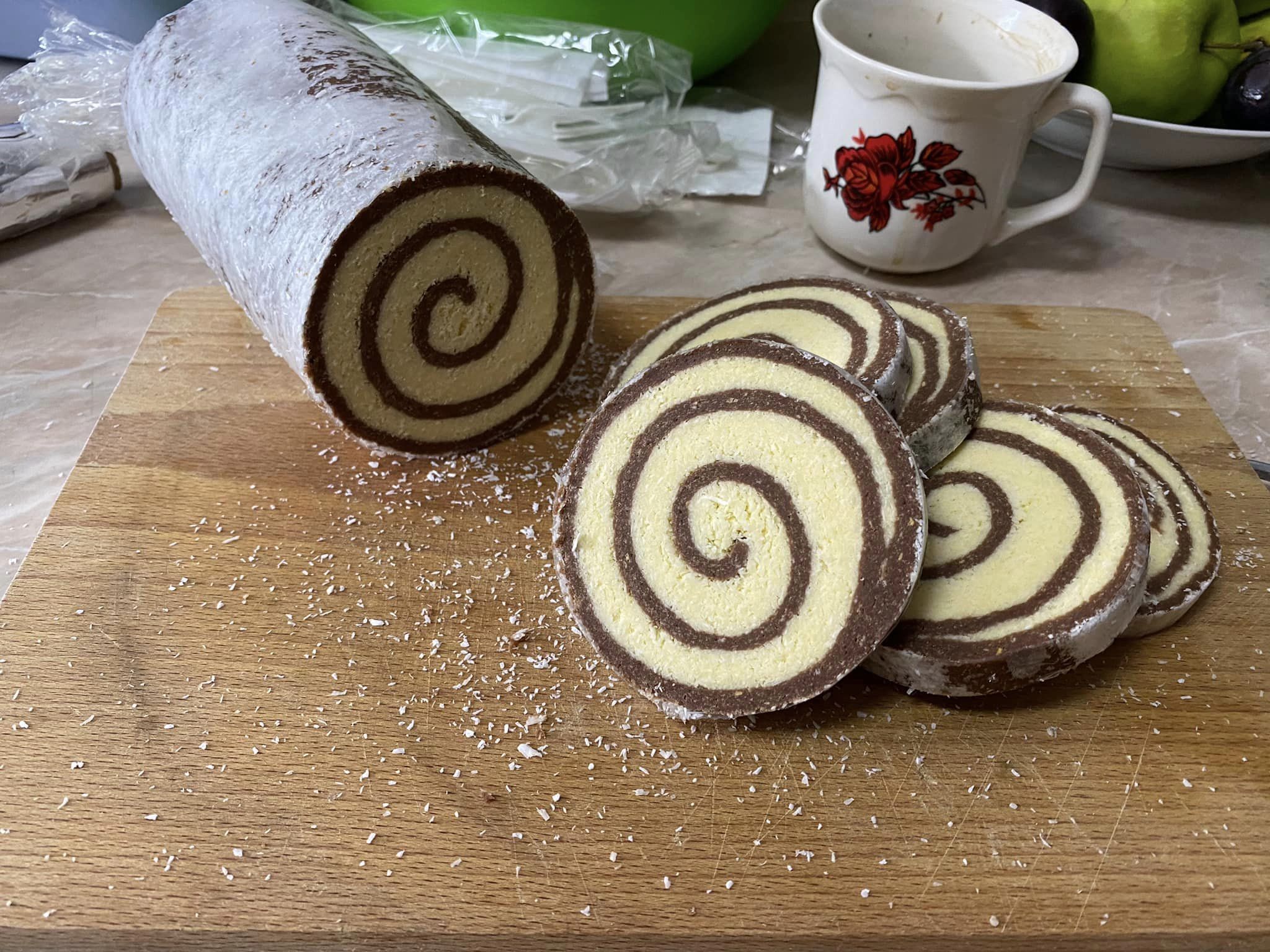 Reteta veche de rulada cu biscuiti si cocos - IdeiPractice.ro